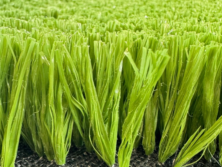 AST Chip Shot: Slim Film Blade Synthetic Turf